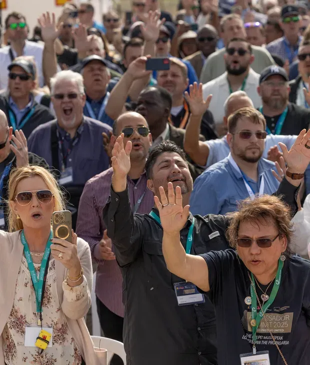Over 1,000 evangelical Christian pastors and influencers make historic trip to Israel ...